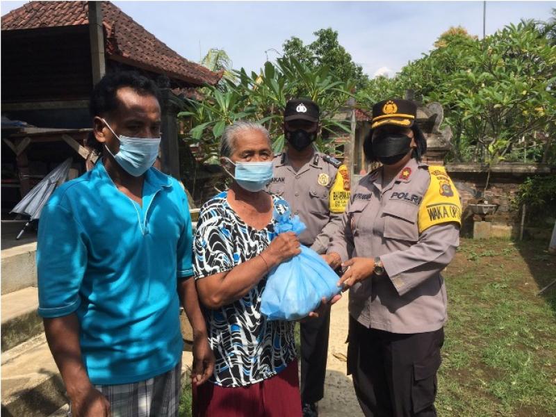 Beri Tali Asih kepada Lansia Terdampak Covid-19 | Bali Tribune